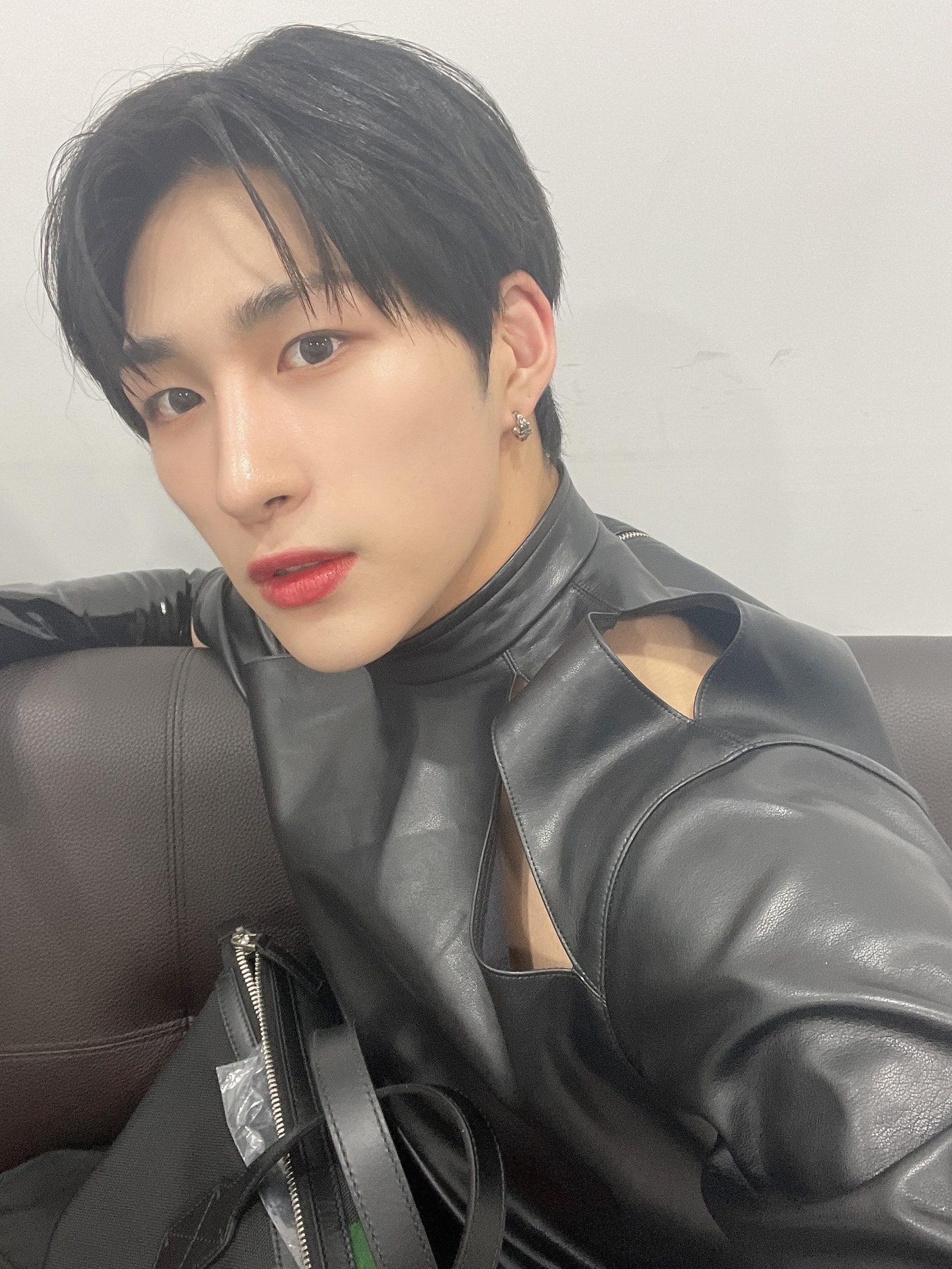 JUST B 커뮤니티 포스트 - 온리비 오늘 하루도 화이팅하자🖤 - LIM JIMIN