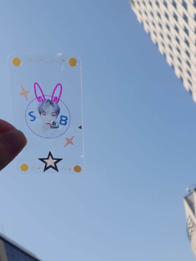 TOMORROW X TOGETHER 커뮤니티 포스트 - 구름도 한 점 없는 깨끗한 하늘이네요 모아의 하늘은 어떤가요 ...