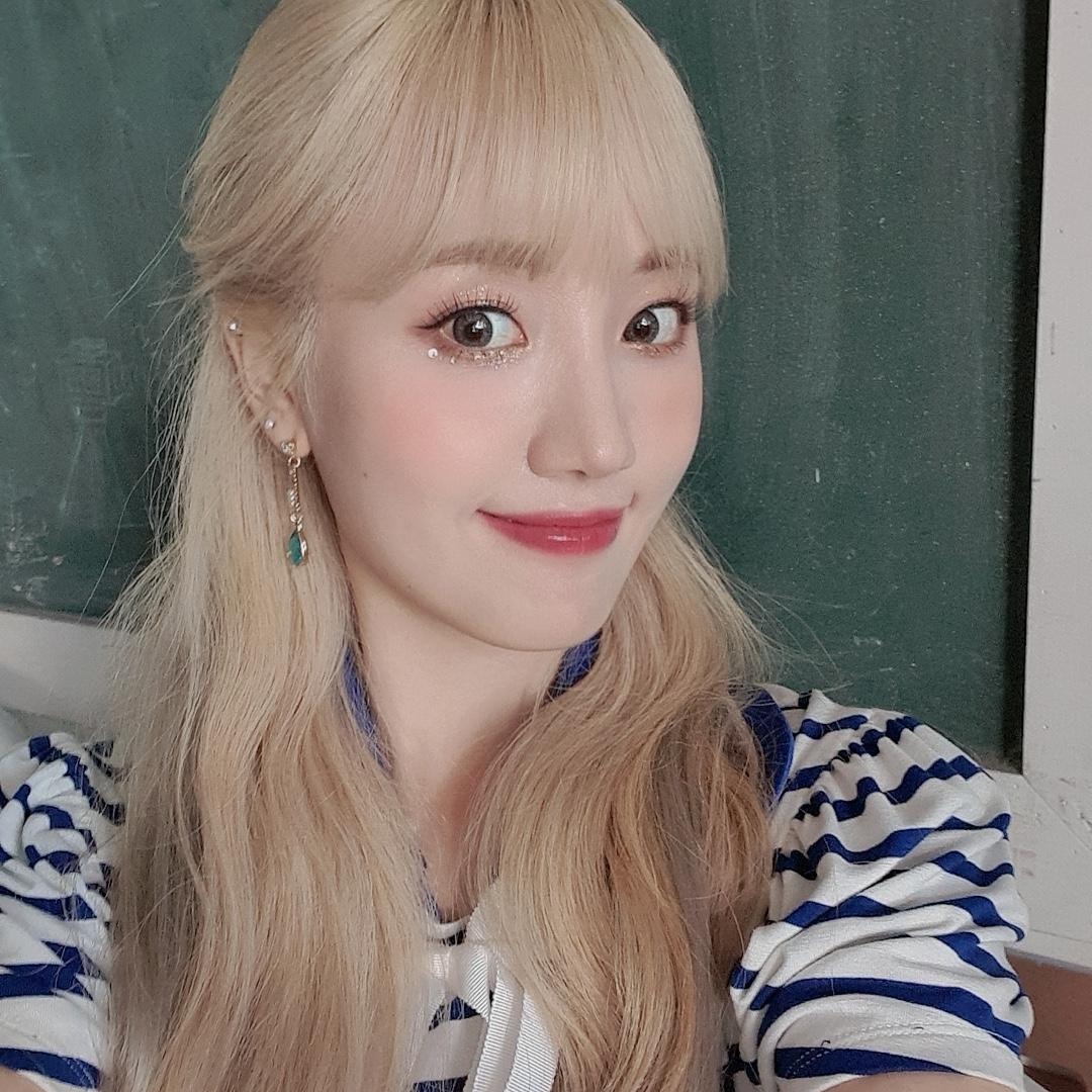 Cherry Bullet 커뮤니티 포스트 - 금발이다아☺️ - HAE YOON