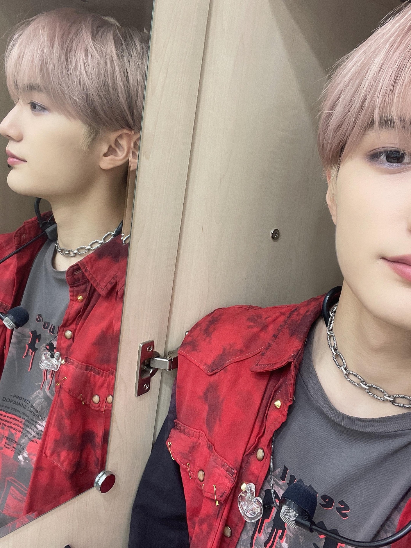 MIRAE Community Posts - 거울속의 나📸📷😁 - YUBIN