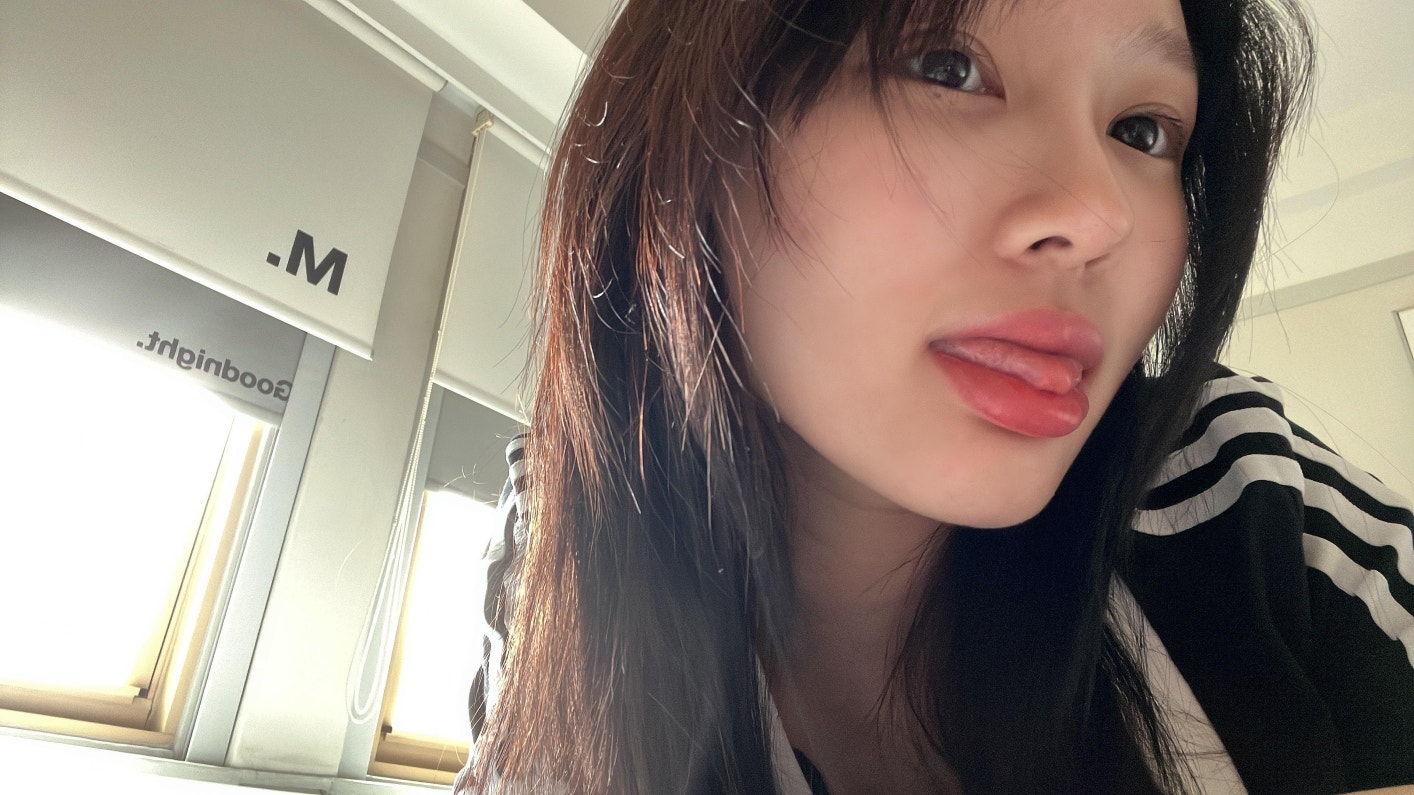 Dreamcatcher Community Posts - 무사히 도착 ☺️ - SIYEON