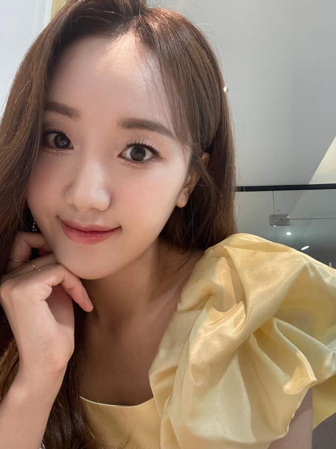 Cherry Bullet Community Posts - 노란색이 죠아💛😚 - HAE YOON