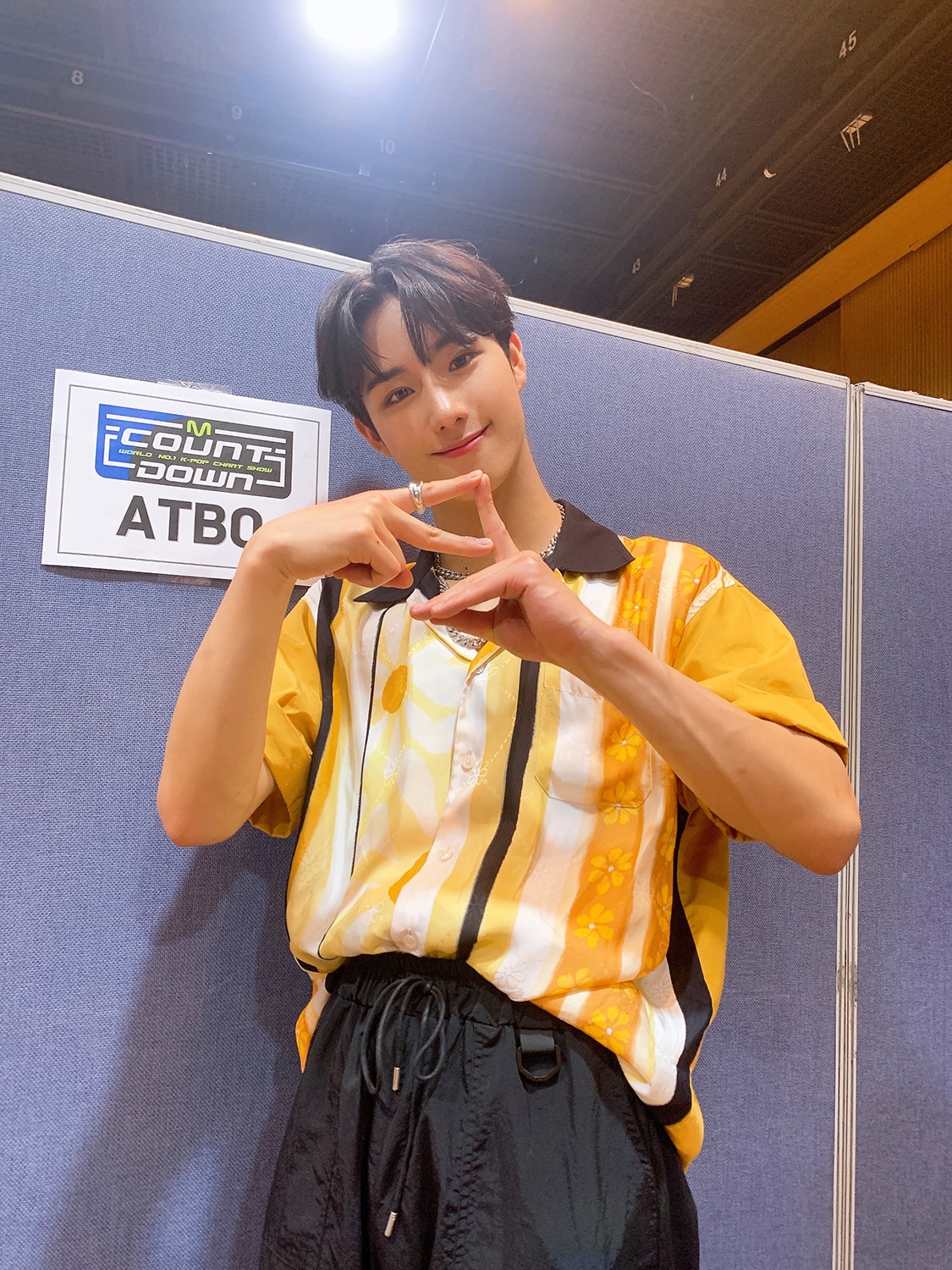 ATBO 커뮤니티 포스트 - BOAT~ ATBO 승환입니다! 오늘 첫 음악방송 무대를 했는데 어땠나요?? 잘했나요??ㅎㅎ😂 저는 ...