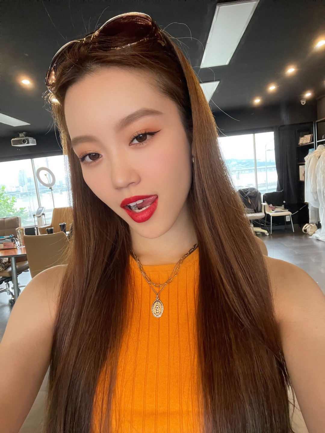 XG Community Posts - ALPHAZ~ 오랜만이에요🐺🐺🥹 여러분이 요즘 듣는 노래 알려줘요💭🙈 궁금해~~😙😙 - CHISA