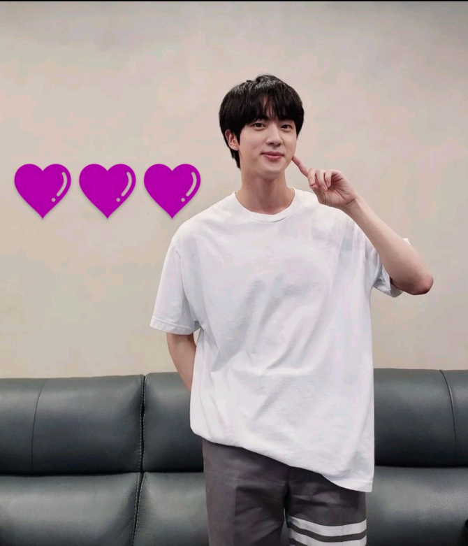 Bts Community Posts ジンくん🐹 今日も元気にしてる？😊🍀 たくさん笑ってる？🪟 ジンくんの🐹 あの優しい笑顔に 会い