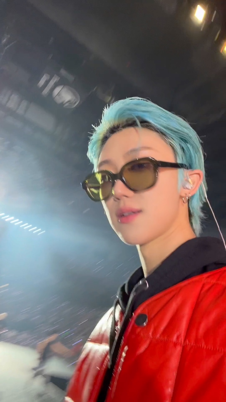 Join Weverse and get the latest updates from SEVENTEEN!