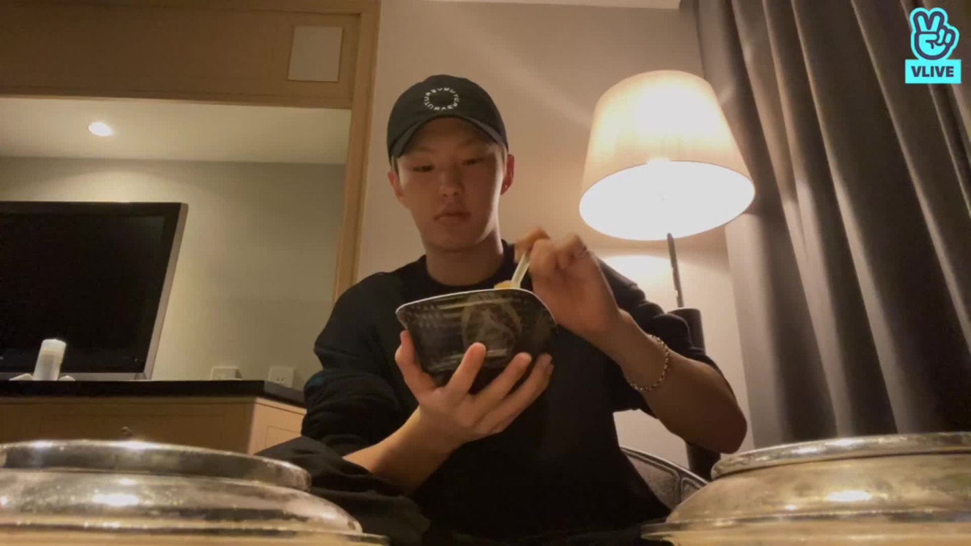 Shall we eat together? 💖💙💎🐯