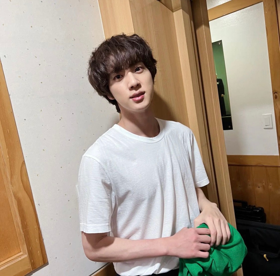 Bts Community Posts ジンくんおはよう🐹 昨日のインスタの写真はどこで撮ったの? 後ろに写ってる執事さんみたいな人が