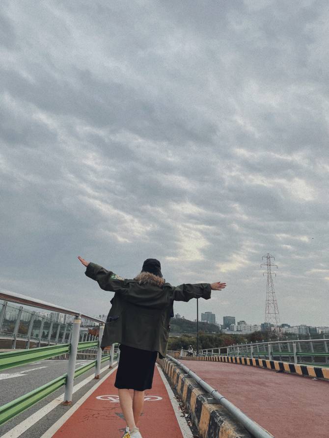 Rocket Punch Community Posts 쥬리가 찾은 가을 겨울🫶🏻🍂 ️ 켓치도 찾았어🧣💗 Juri