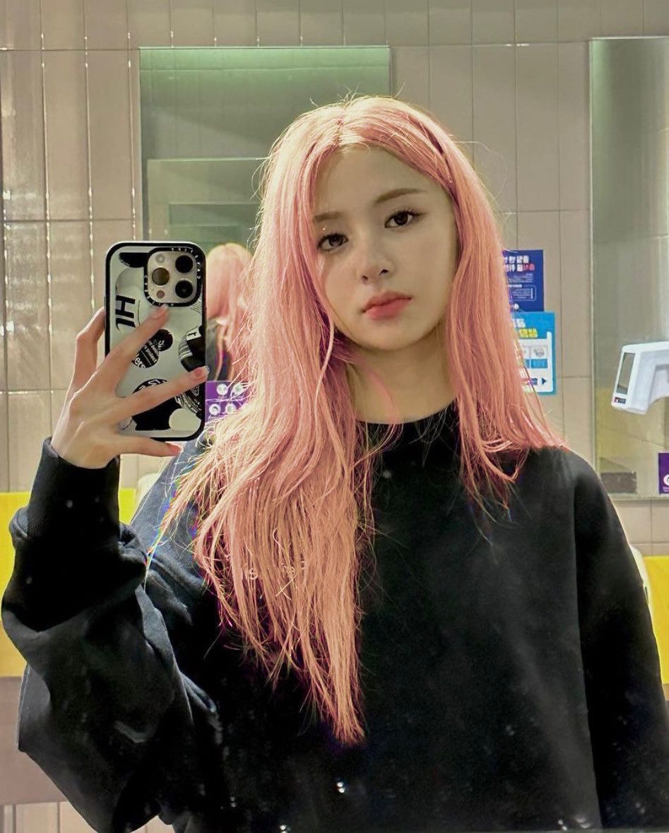 LE SSERAFIM Community Posts - yunjin you should definitely go pink