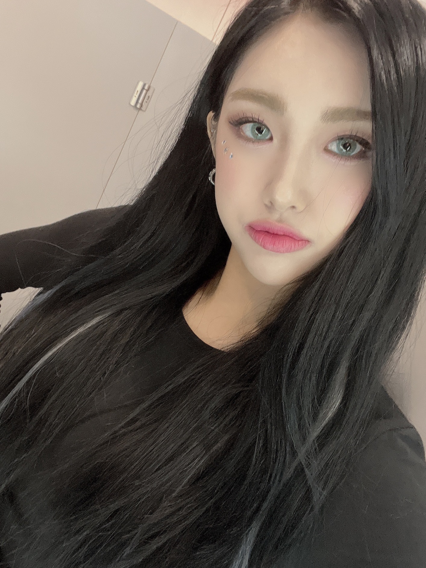 EVERGLOW Community Posts - 다들 자구 있나?🥰 어제 사진이얌 - AISHA