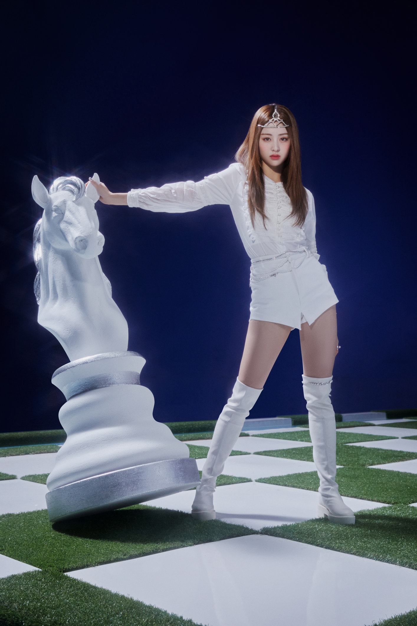 LE SSERAFIM JP 1st SG 'FEARLESS' CONCEPT PHOTO WHITE BACCHARIS HUHYUNJIN