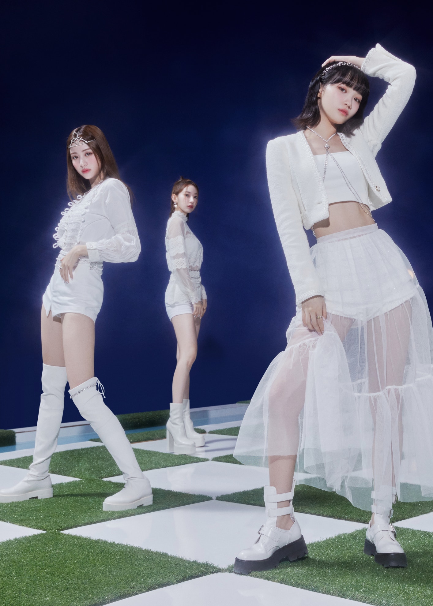 LE SSERAFIM JP 1st SG 'FEARLESS' CONCEPT PHOTO WHITE BACCHARIS KIMCHAEWON SAKURA HUHYUNJIN