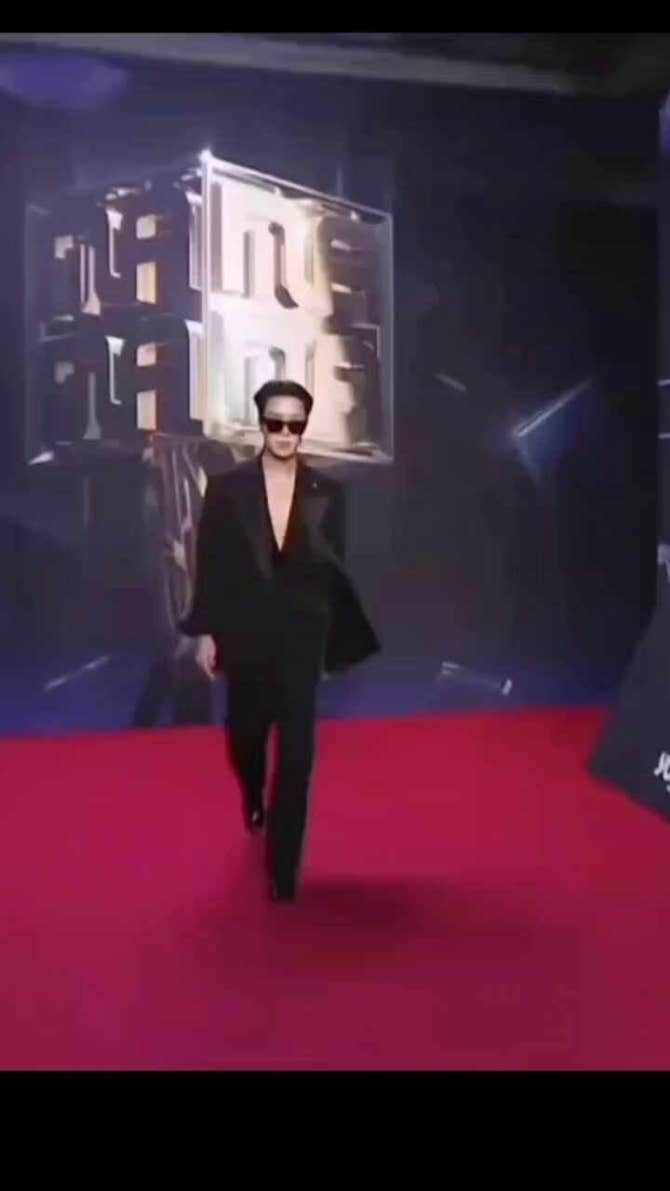 BTS Community Posts - Hobi At Red Carpet, Mama Awards He just Slayed ...