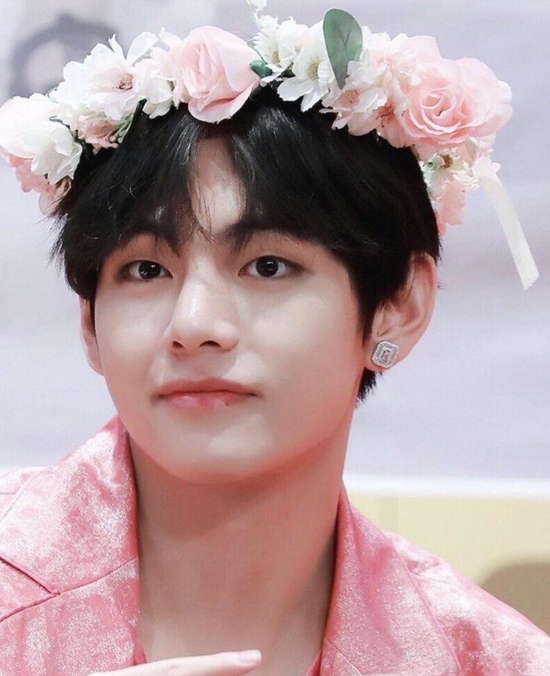 BTS Community Posts - Happy birthday V 🎂🎉🎈