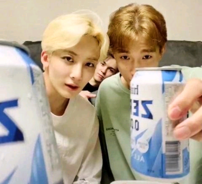 Seventeen Community Posts 도겸오빠 괜찮지 적당히 마시구 ㅠㅠ 아무라 술틴이라두 ㅠㅠ너무 많이마시지는마 ㅜㅜ 오빠가 진짜 힘들땐 마셔두돼🥲