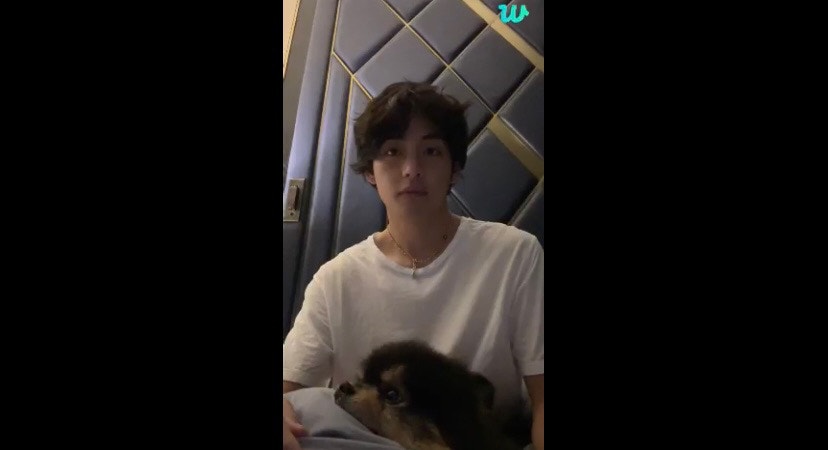 BTS Community Posts - 잘생긴 아빠와 귀여운 작은 타니 🥰 타니의 건강이 지금은 괜찮기를 바랍니다 💜 Cute ...