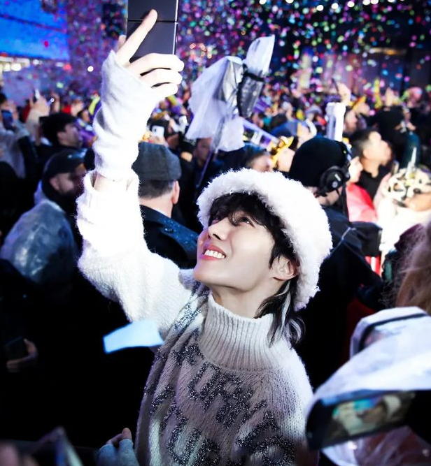 Bts Community Posts 제이홉🇺🇸 새해 복 많이 받으세요🎉 해넘이 라이브인 당신은 너무 귀여웠어요💗 춤도