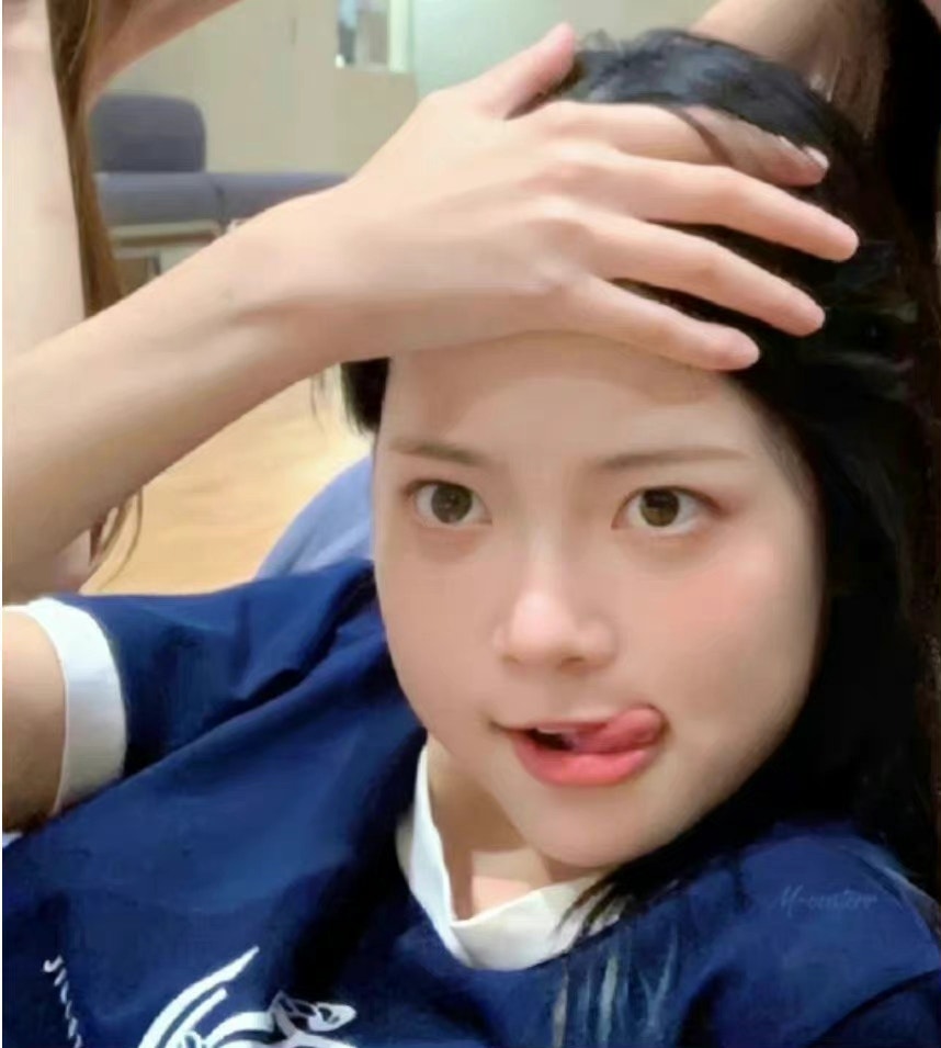 LE SSERAFIM 커뮤니티 포스트 - 你怎么能这么可爱，呜呜呜X﹏XX﹏X，天呐