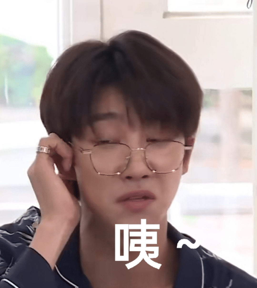 Seventeen Community Posts 路人： 想看你担的比心照” 我：这个算吗？😅