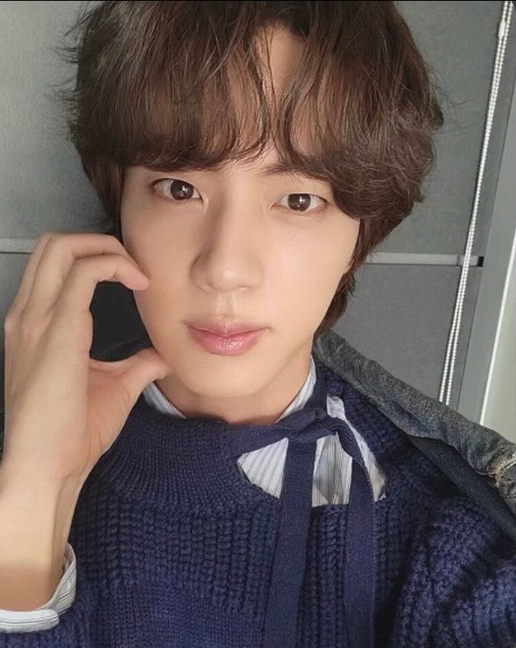 Bts Community Posts Jin Time 知らない人が大勢いる ｱｳｪｲな場所では ｳｪﾌﾞﾄｰﾝ片手にひとり隅っこで佇む