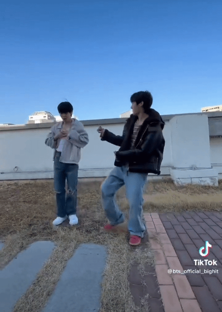 Bts Community Posts 심장이 콩닥콩닥💗💗💗 진짜 따뜻한 봄날이여라💗 지미니도 2시를 기다리고 있을까요 아님