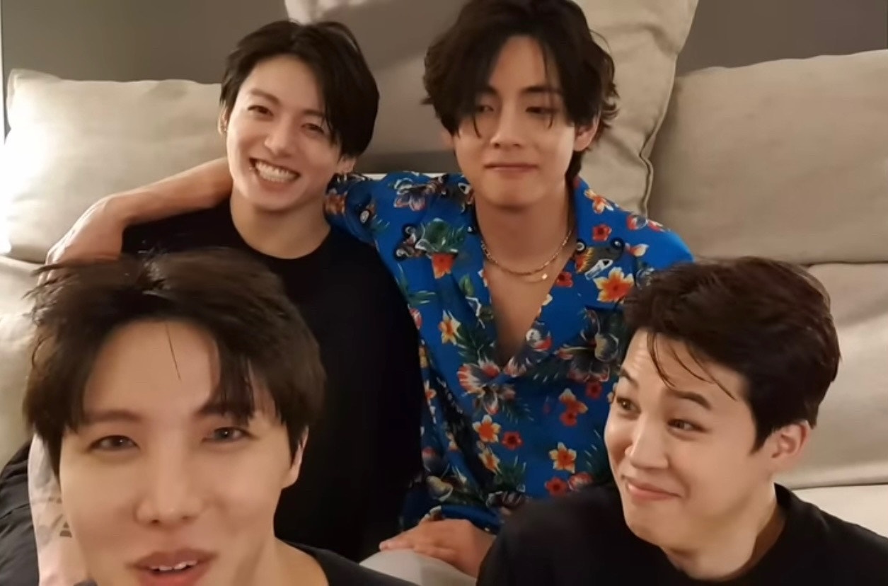 BTS Community Posts - 2022.04.8〜04.16まで計4回行われた 🇺🇸ベガスPTDコン 🐻僕たち4人は今回のツアーで毎日集まる‥ 🐿何かあると集まってるね 何か ...