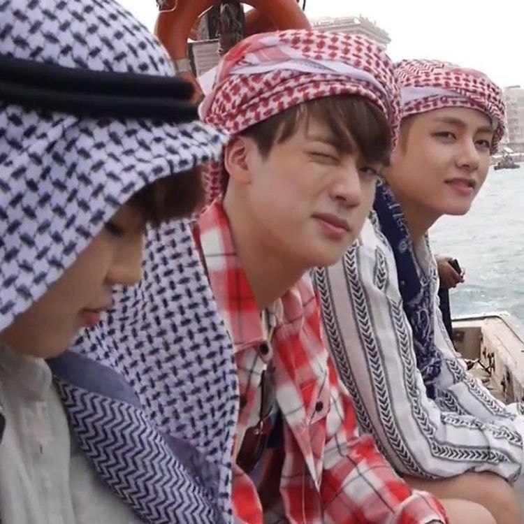 BTS Community Posts - ramadan kareem armyyyy 😭😭 yanعad عalikom balkhair ...