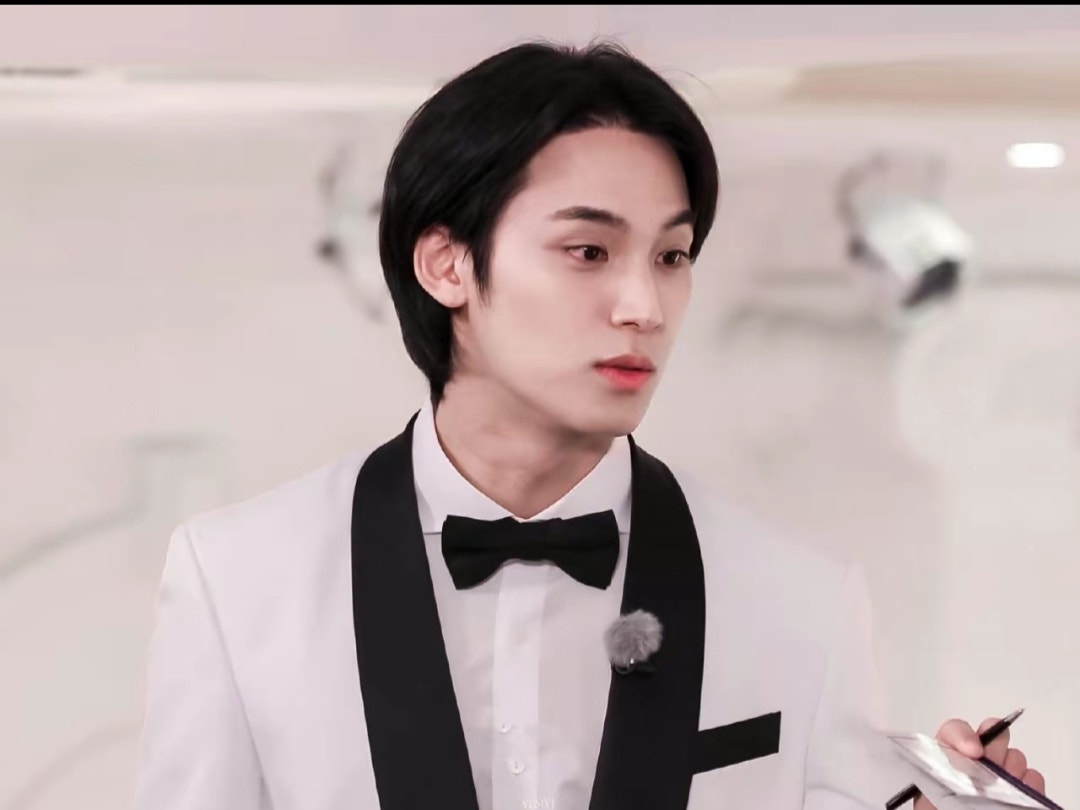 SEVENTEEN Community Posts - Mingyu is so handsome.